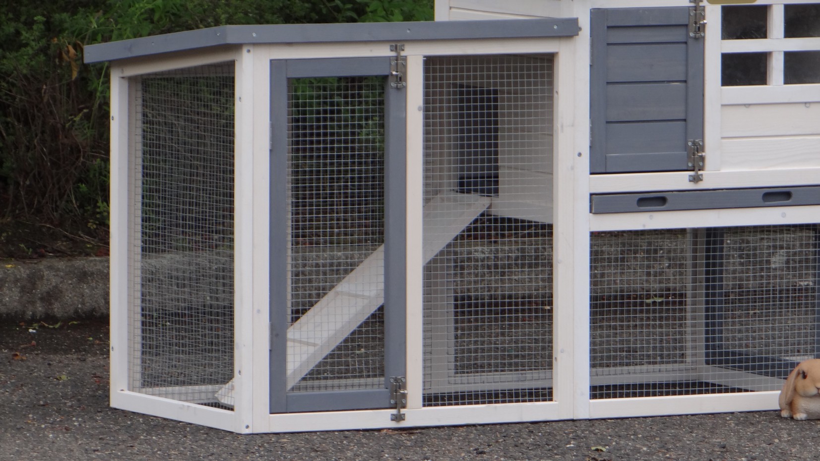 Clapier blanc avantageux pour lapin avec enclos